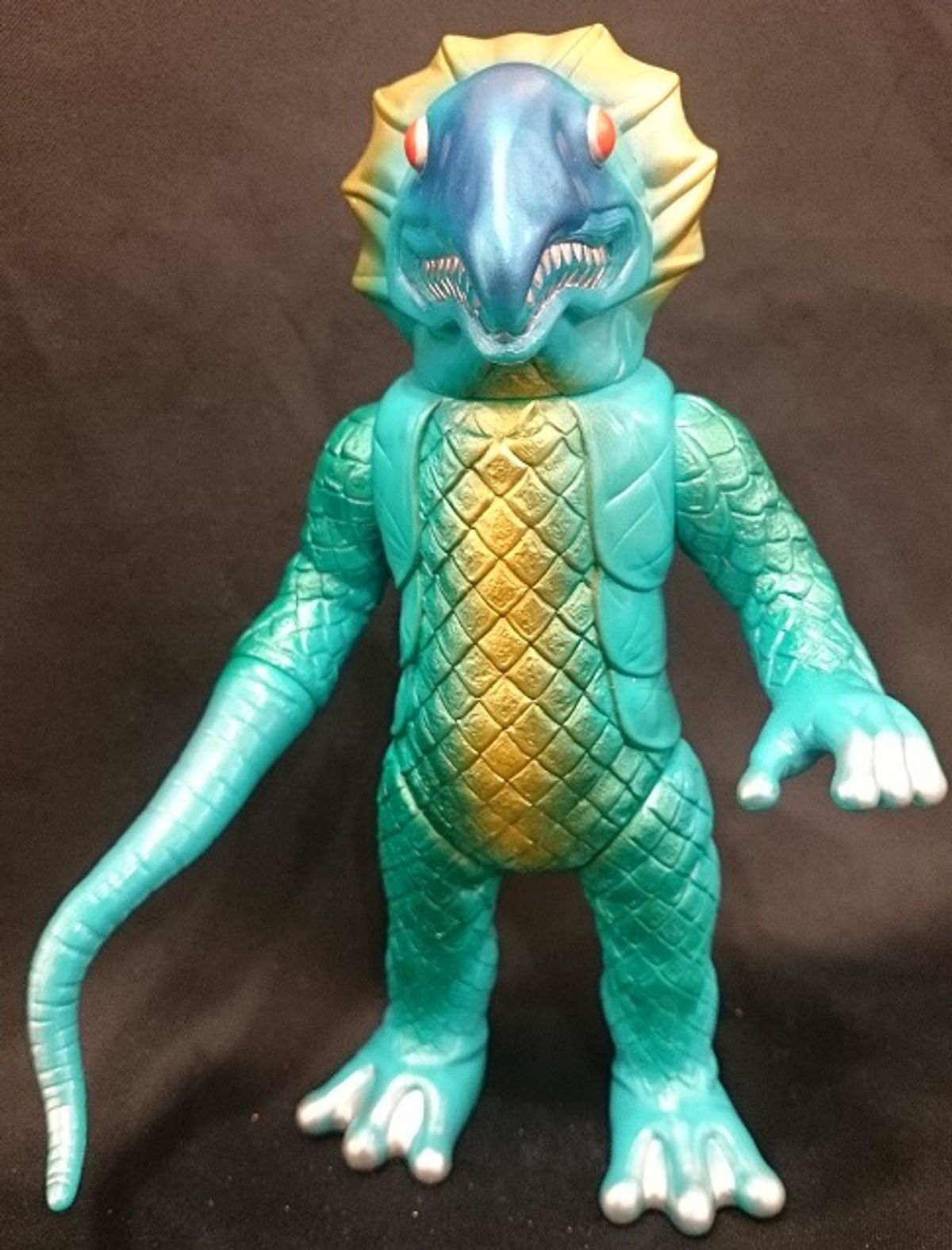 Tsuburaya Communications Monster Township standard size and a half Fishman Bose Alien created by ...